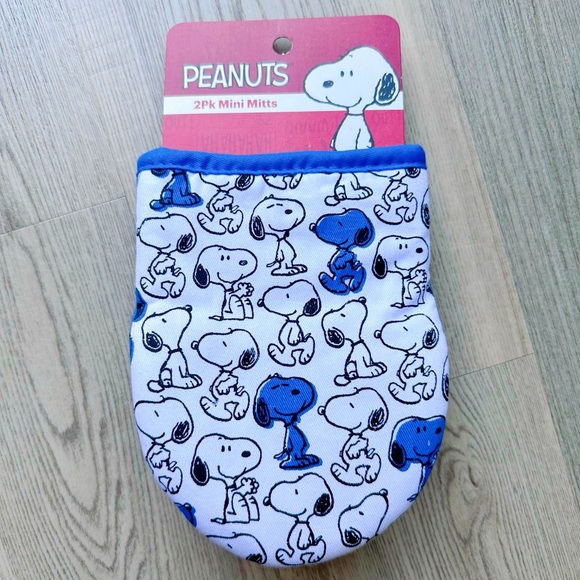 Peanuts | Kitchen | Peanuts Snoopy Kitchen Oven Mini Mitts 2pk Set ...
